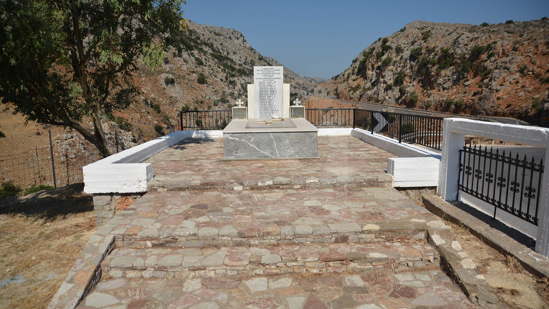 Monument of the fallen Malevizi - thisiscrete . travel guide of Crete